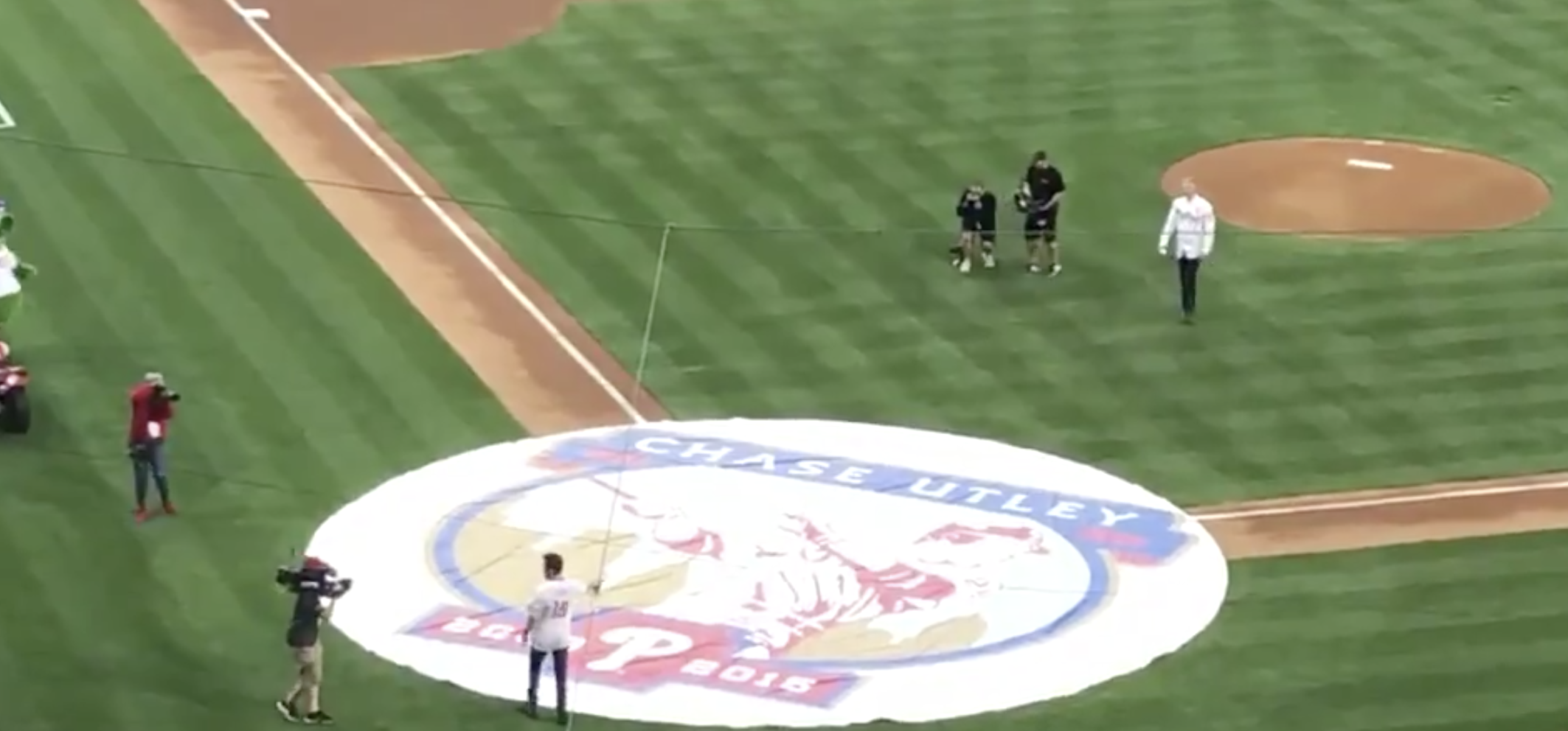 Chase Utley Finally Has a Catch With Mac, Other Retirement Night ...