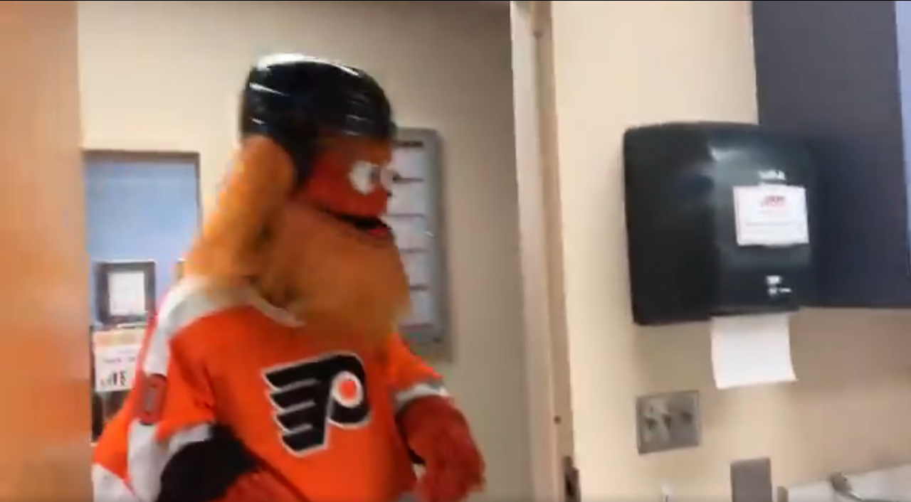 Gritty Surprises Young Fan Who Got a Custom Prosthetic Leg - Crossing Broad