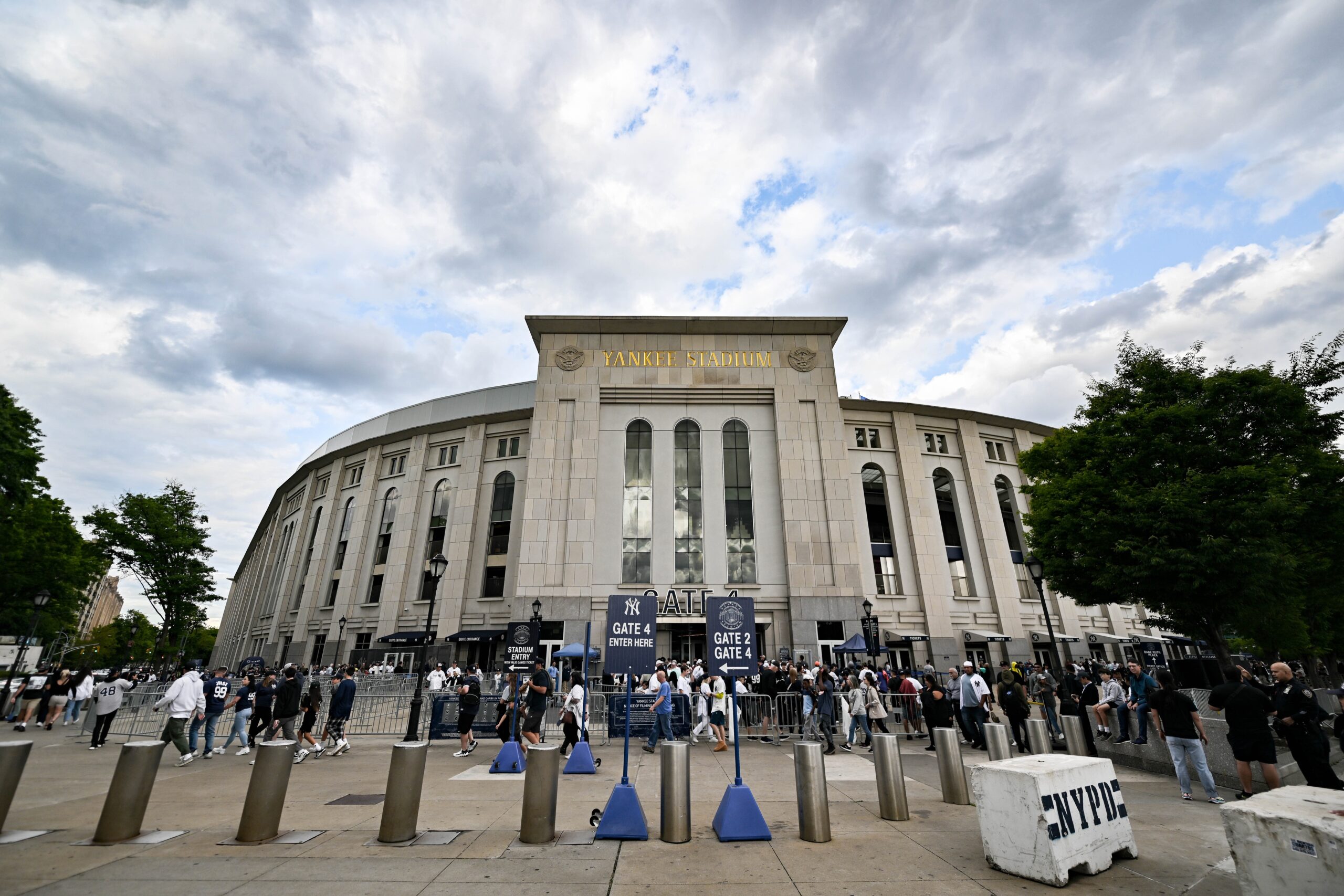 Yankee Stadium the Scene of an Uber-Rare Honorable Fan Fight - Crossing ...