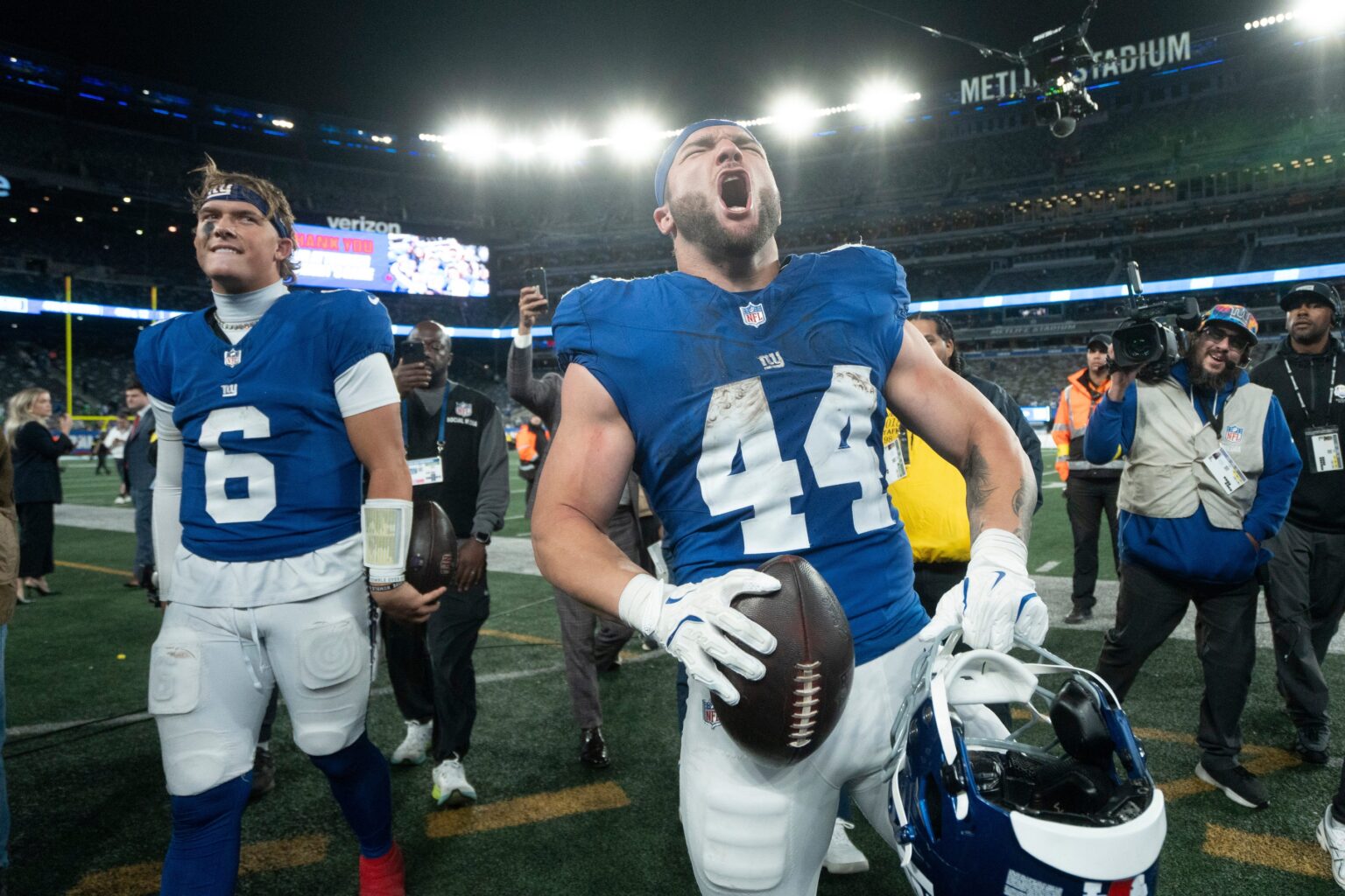 Spectacular Merrill Reese and Rickie Ricardo Calls on the Eagles' Walk ...